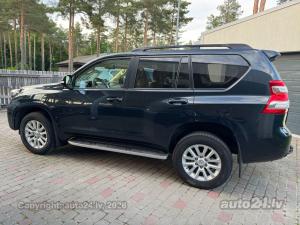 Green Toyota Land Cruiser 2017 in Tallinn, with an engine capacity of 2.80 L and mileage of 200 thousand km for 31990 €, photo 9 on AUTOMOTO.COM.LV