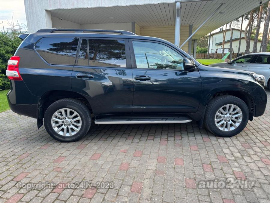 Green Toyota Land Cruiser 2017 in Tallinn, with an engine capacity of 2.80 L and mileage of 200 thousand km for 31990 €, photo 10 on AUTOMOTO.COM.LV