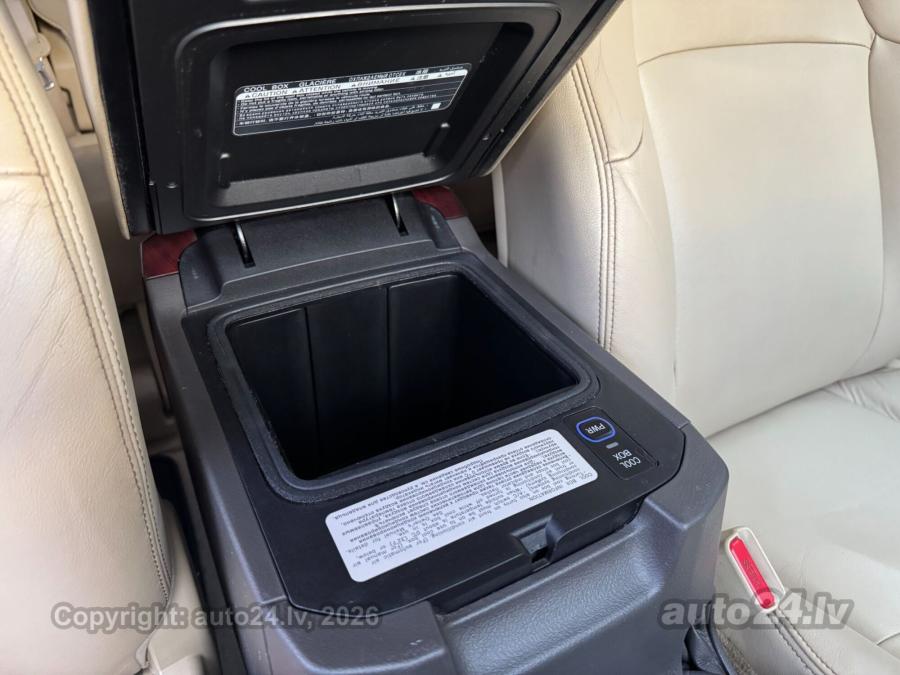 Green Toyota Land Cruiser 2017 in Tallinn, with an engine capacity of 2.80 L and mileage of 200 thousand km for 31990 €, photo 12 on AUTOMOTO.COM.LV