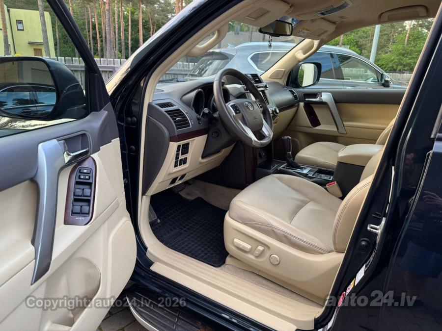 Green Toyota Land Cruiser 2017 in Tallinn, with an engine capacity of 2.80 L and mileage of 200 thousand km for 31990 €, photo 14 on AUTOMOTO.COM.LV