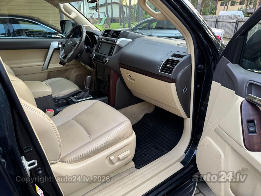 Green Toyota Land Cruiser 2017 in Tallinn, with an engine capacity of 2.80 L and mileage of 200 thousand km for 31990 €, photo 16 on AUTOMOTO.COM.LV