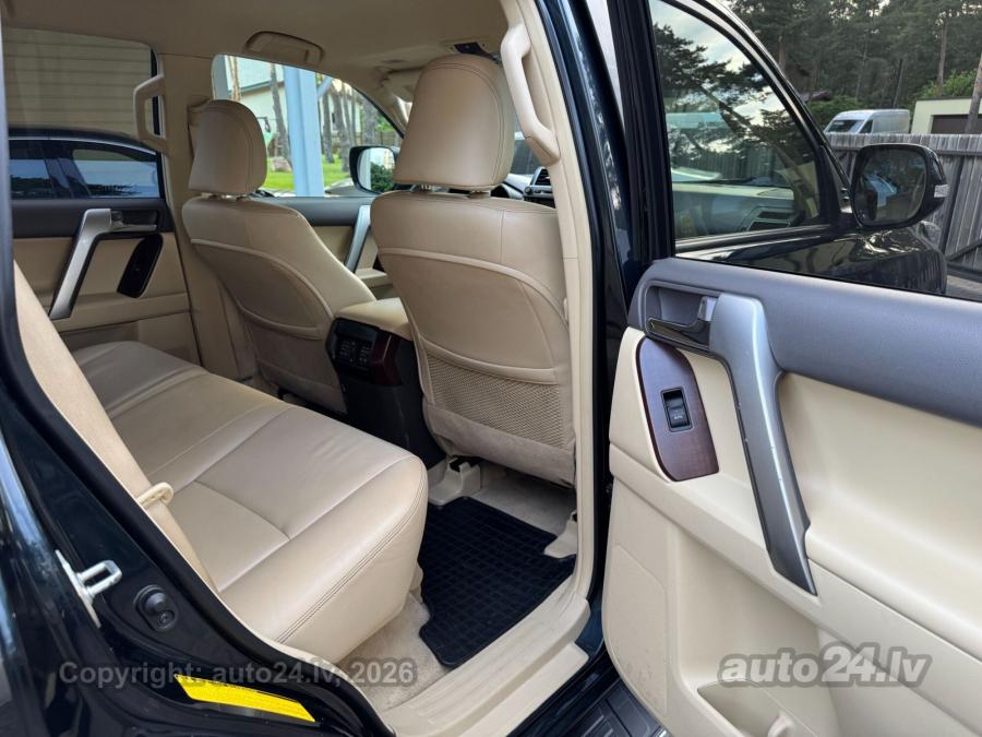 Green Toyota Land Cruiser 2017 in Tallinn, with an engine capacity of 2.80 L and mileage of 200 thousand km for 31990 €, photo 17 on AUTOMOTO.COM.LV