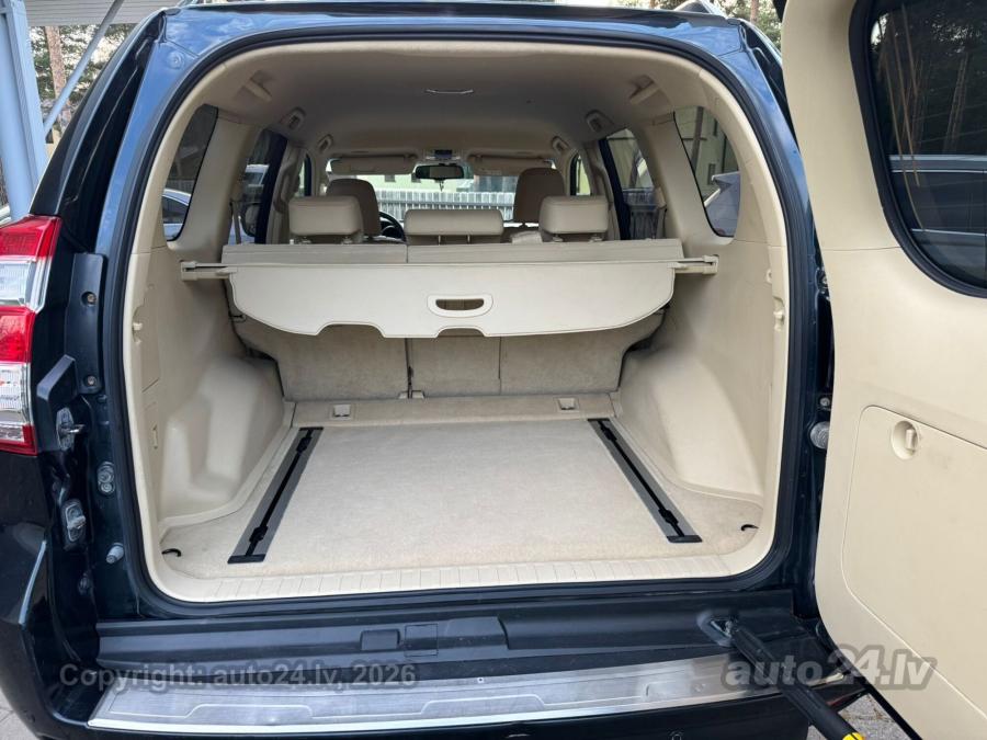 Green Toyota Land Cruiser 2017 in Tallinn, with an engine capacity of 2.80 L and mileage of 200 thousand km for 31990 €, photo 18 on AUTOMOTO.COM.LV
