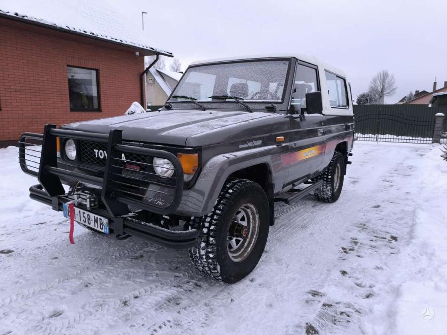 Grey Toyota Land Cruiser 1988 in Kaunas, with an engine capacity of 2.40 L and mileage of 133 thousand km for 8999 €, photo 1 on AUTOMOTO.COM.LV