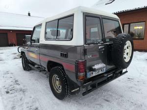 Grey Toyota Land Cruiser 1988 in Kaunas, with an engine capacity of 2.40 L and mileage of 133 thousand km for 8999 €, photo 4 on AUTOMOTO.COM.LV
