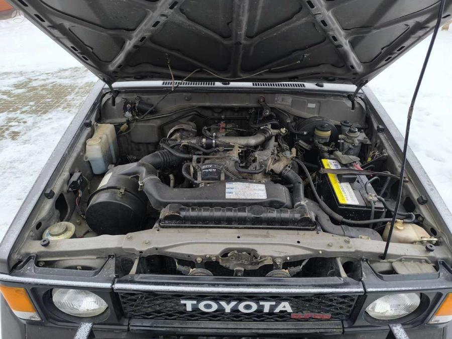 Grey Toyota Land Cruiser 1988 in Kaunas, with an engine capacity of 2.40 L and mileage of 133 thousand km for 8999 €, photo 6 on AUTOMOTO.COM.LV