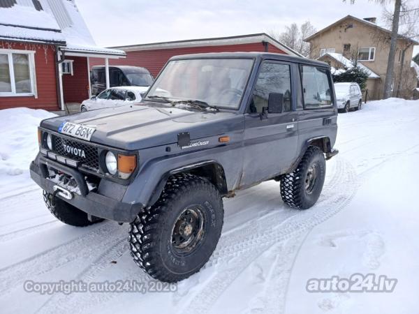 Pelēks Toyota Land Cruiser 1986 Tallina, ar dzinēja tilpumu 2.40 L un nobraukumu 0 tūkst. km par 7200 €, foto 1 vietnē AUTOMOTO.COM.LV