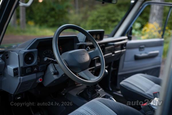 Grey Toyota Land Cruiser 1990 in Tallinn, with an engine capacity of 2.40 L and mileage of 228 thousand km for 7500 €, photo 9 on AUTOMOTO.COM.LV