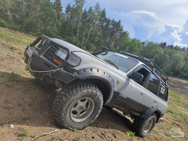 Pelēks Toyota Land Cruiser 1996 Viļņa, ar dzinēja tilpumu 4.20 L un nobraukumu 375 tūkst. km par 13999 €, foto 1 vietnē AUTOMOTO.COM.LV