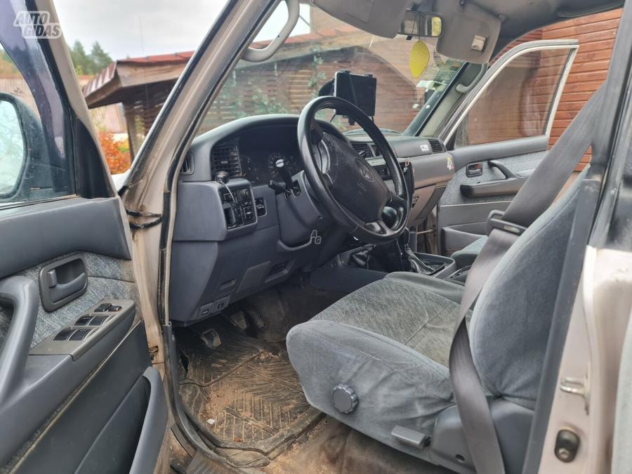 Grey Toyota Land Cruiser 1996 in Vilnius, with an engine capacity of 4.20 L and mileage of 375 thousand km for 13999 €, photo 9 on AUTOMOTO.COM.LV