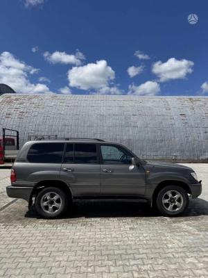 Pelēks Toyota Land Cruiser 2000 Klaipėda, ar dzinēja tilpumu 4.16 L un nobraukumu 296 tūkst. km par 12000 €, foto  vietnē AUTOMOTO.COM.LV