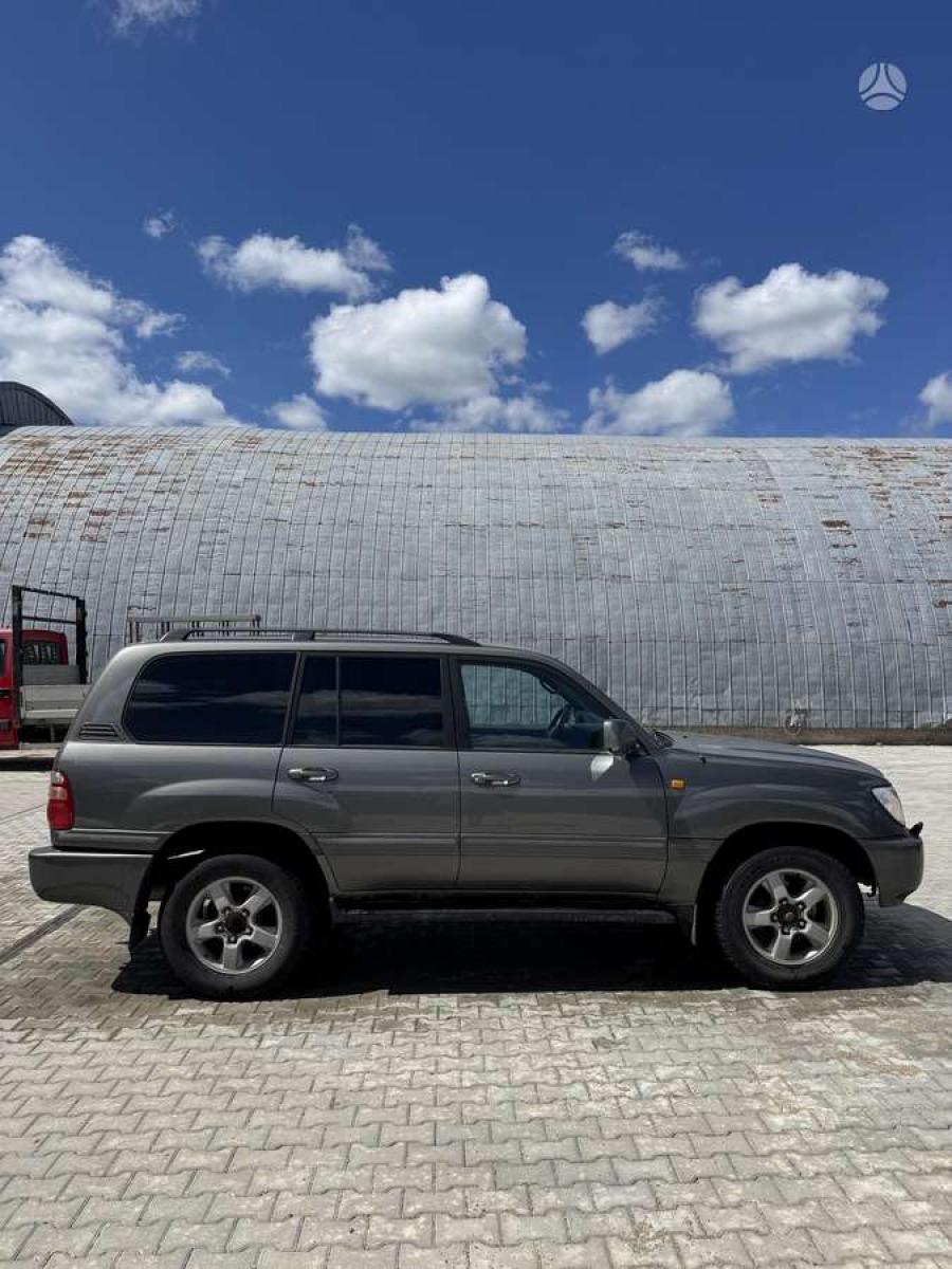 Pelēks Toyota Land Cruiser 2000 Klaipėda, ar dzinēja tilpumu 4.16 L un nobraukumu 296 tūkst. km par 12000 €, foto 1 vietnē AUTOMOTO.COM.LV