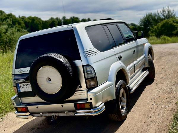 Pelēks Toyota Land Cruiser 2001 Viļņa, ar dzinēja tilpumu 2.99 L un nobraukumu 300 tūkst. km par 5300 €, foto 3 vietnē AUTOMOTO.COM.LV
