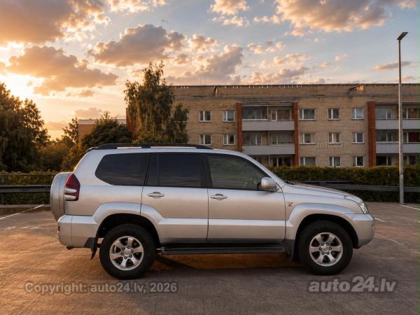 Pelēks Toyota Land Cruiser 2003 Pērnava, ar dzinēja tilpumu 3.00 L un nobraukumu 150 tūkst. km par 12999 €, foto 2 vietnē AUTOMOTO.COM.LV