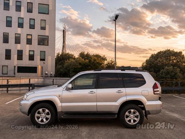 Pelēks Toyota Land Cruiser 2003 Pērnava, ar dzinēja tilpumu 3.00 L un nobraukumu 150 tūkst. km par 12999 €, foto 6 vietnē AUTOMOTO.COM.LV
