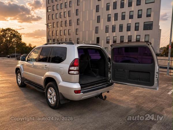 Pelēks Toyota Land Cruiser 2003 Pērnava, ar dzinēja tilpumu 3.00 L un nobraukumu 150 tūkst. km par 12999 €, foto 9 vietnē AUTOMOTO.COM.LV
