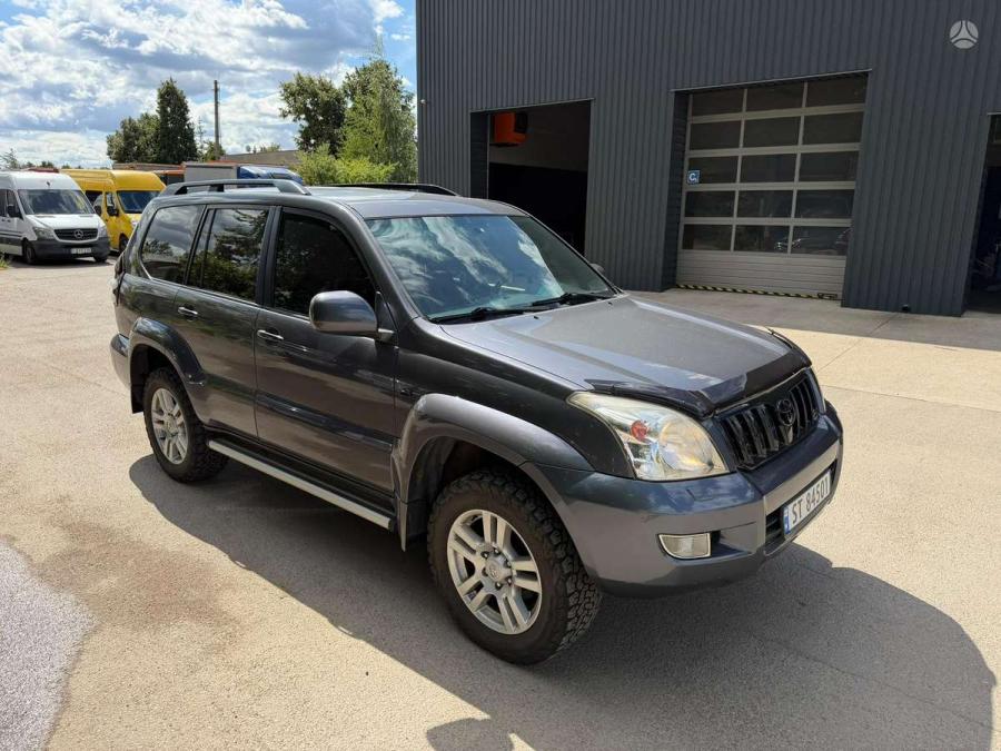 Pelēks Toyota Land Cruiser 2003 Panevēža, ar dzinēja tilpumu 2.98 L un nobraukumu 257 tūkst. km par 5900 €, foto 1 vietnē AUTOMOTO.COM.LV