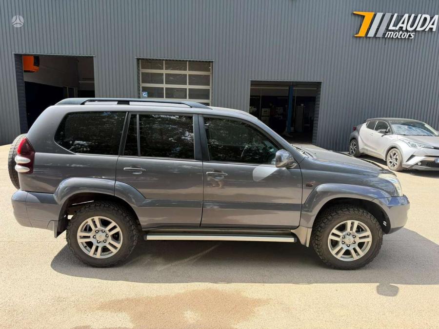 Pelēks Toyota Land Cruiser 2003 Panevēža, ar dzinēja tilpumu 2.98 L un nobraukumu 257 tūkst. km par 5900 €, foto 3 vietnē AUTOMOTO.COM.LV