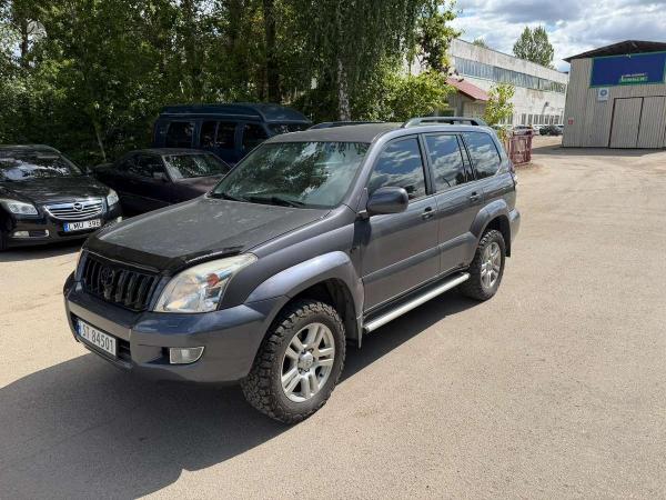 Grey Toyota Land Cruiser 2003 in Panevezys, with an engine capacity of 2.98 L and mileage of 257 thousand km for 5900 €, photo 5 on AUTOMOTO.COM.LV