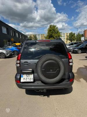 Pelēks Toyota Land Cruiser 2003 Panevēža, ar dzinēja tilpumu 2.98 L un nobraukumu 257 tūkst. km par 5900 €, foto 6 vietnē AUTOMOTO.COM.LV
