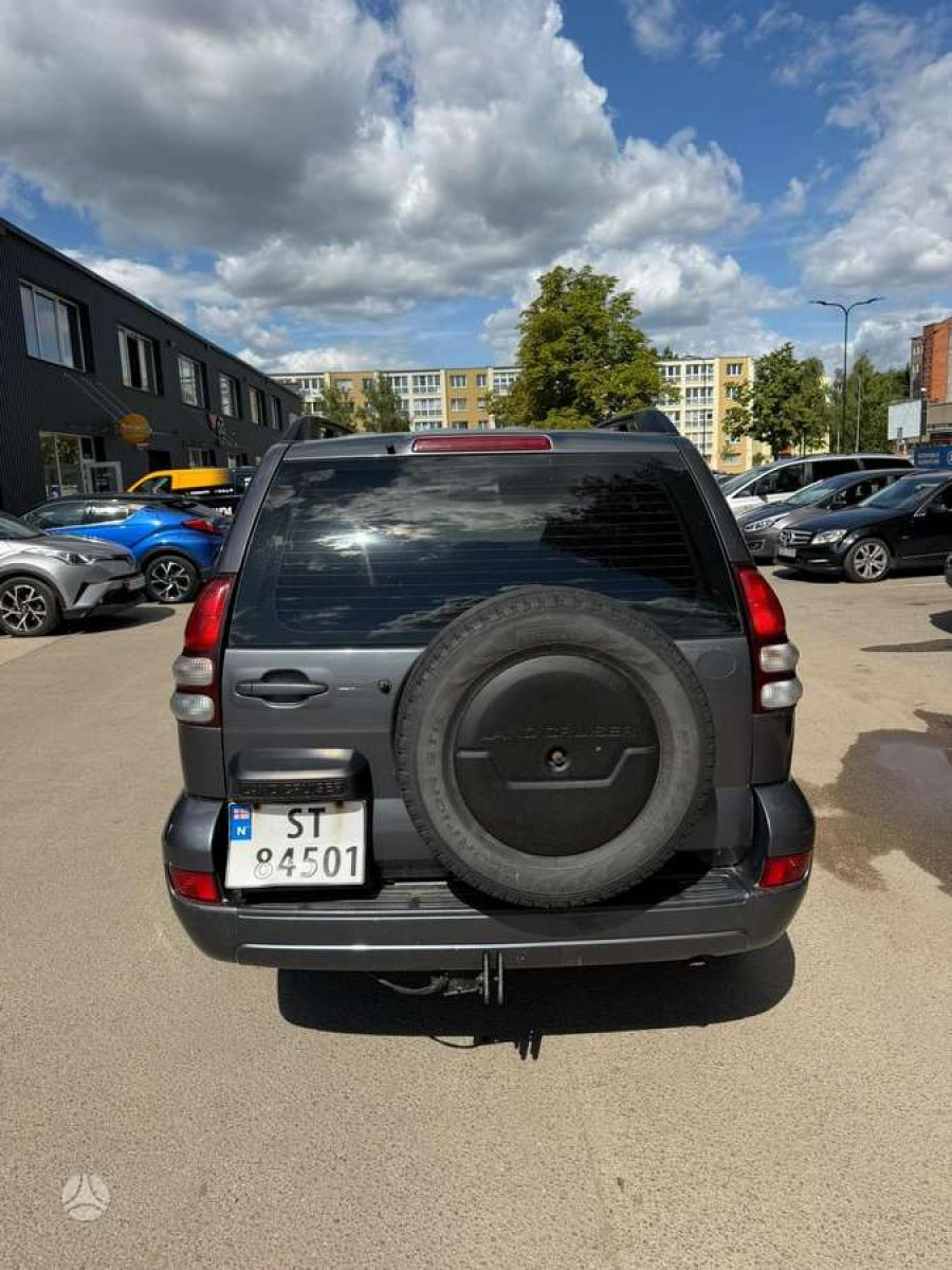 Pelēks Toyota Land Cruiser 2003 Panevēža, ar dzinēja tilpumu 2.98 L un nobraukumu 257 tūkst. km par 5900 €, foto 6 vietnē AUTOMOTO.COM.LV
