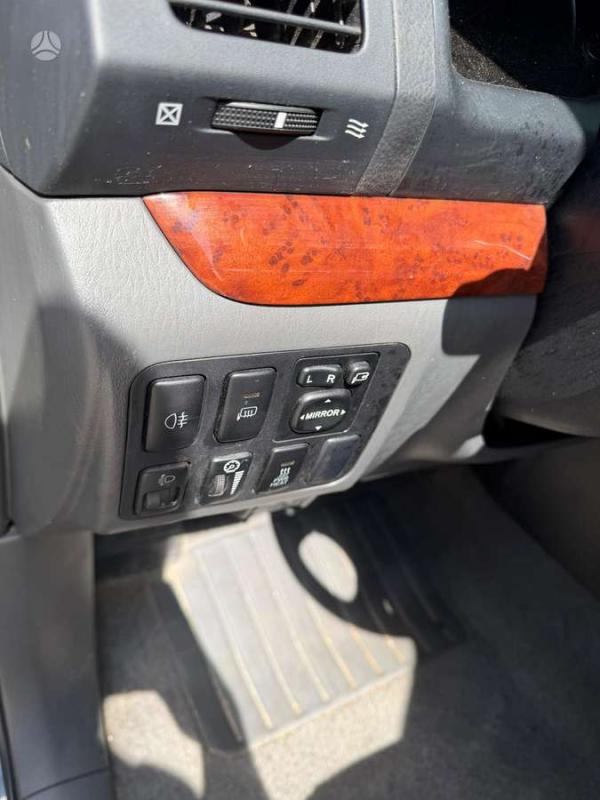 Grey Toyota Land Cruiser 2003 in Panevezys, with an engine capacity of 2.98 L and mileage of 257 thousand km for 5900 €, photo 7 on AUTOMOTO.COM.LV