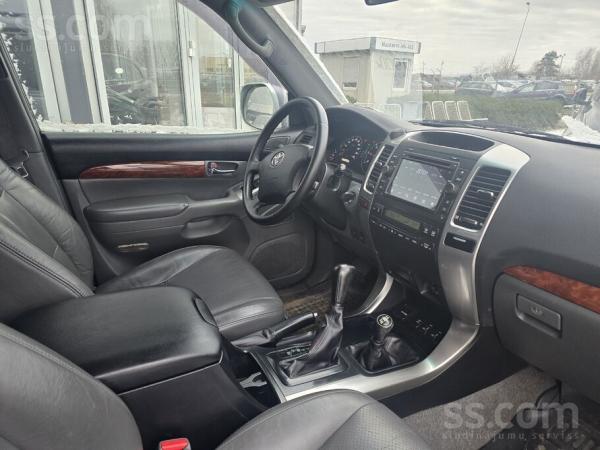 Pelēks Toyota Land Cruiser 2004 Rīga, ar dzinēja tilpumu 3.00 L un nobraukumu 256 tūkst. km par 12000 €, foto 5 vietnē AUTOMOTO.COM.LV