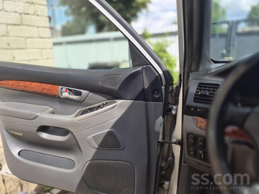 Grey Toyota Land Cruiser 2004 in Daugavpils, with an engine capacity of 3.00 L and mileage of 439 thousand km for 6300 €, photo 6 on AUTOMOTO.COM.LV
