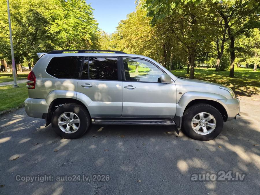 Grey Toyota Land Cruiser 2004 in Tallinn, with an engine capacity of 3.00 L and mileage of 302 thousand km for 11990 €, photo 8 on AUTOMOTO.COM.LV