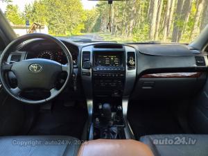 Grey Toyota Land Cruiser 2004 in Tallinn, with an engine capacity of 3.00 L and mileage of 302 thousand km for 11990 €, photo 11 on AUTOMOTO.COM.LV