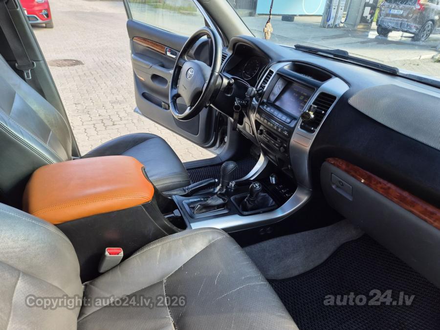 Grey Toyota Land Cruiser 2004 in Tallinn, with an engine capacity of 3.00 L and mileage of 302 thousand km for 11990 €, photo 15 on AUTOMOTO.COM.LV