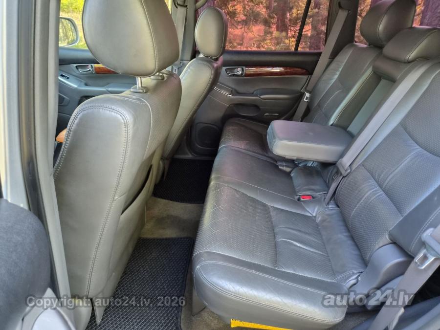 Grey Toyota Land Cruiser 2004 in Tallinn, with an engine capacity of 3.00 L and mileage of 302 thousand km for 11990 €, photo 17 on AUTOMOTO.COM.LV