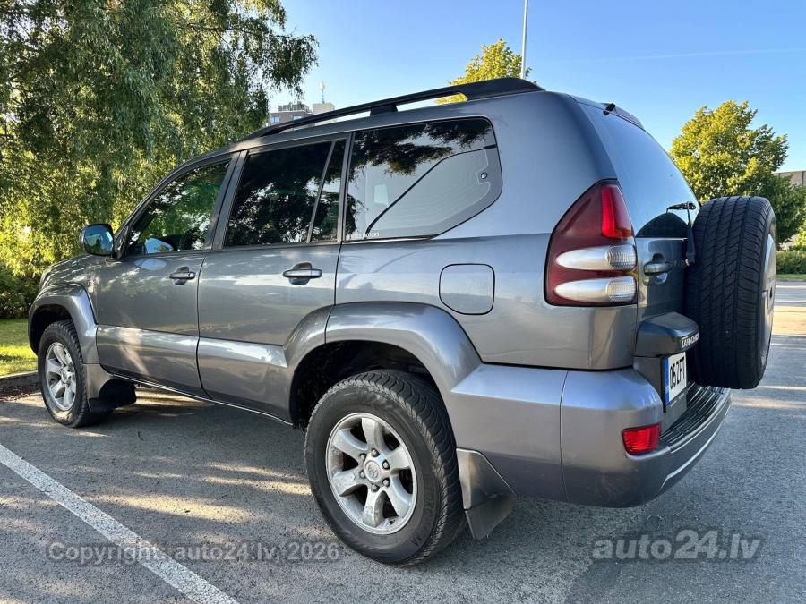 Pelēks Toyota Land Cruiser 2004 Tallina, ar dzinēja tilpumu 3.00 L un nobraukumu 323 tūkst. km par 5999 €, foto 7 vietnē AUTOMOTO.COM.LV