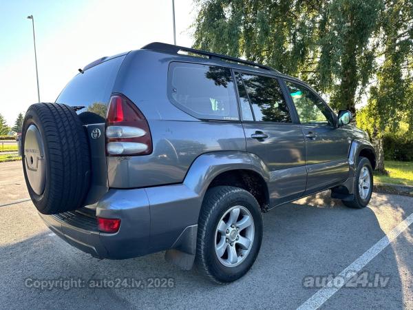 Pelēks Toyota Land Cruiser 2004 Tallina, ar dzinēja tilpumu 3.00 L un nobraukumu 323 tūkst. km par 5999 €, foto 8 vietnē AUTOMOTO.COM.LV