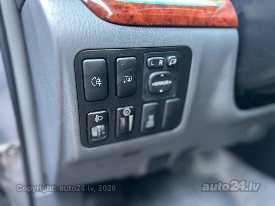 Pelēks Toyota Land Cruiser 2004 Tallina, ar dzinēja tilpumu 3.00 L un nobraukumu 323 tūkst. km par 5999 €, foto 23 vietnē AUTOMOTO.COM.LV