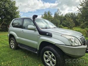 Pelēks Toyota Land Cruiser 2004 Rīga, ar dzinēja tilpumu 3.00 L un nobraukumu 268 tūkst. km par 6800 €, foto  vietnē AUTOMOTO.COM.LV