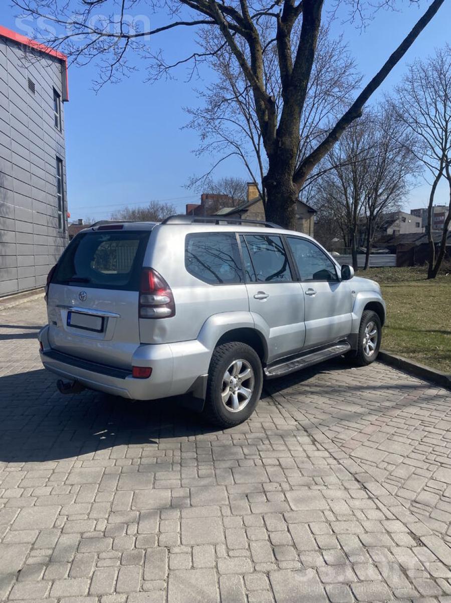 Grey Toyota Land Cruiser 2005 in Riga, with an engine capacity of 3.00 L and mileage of 261 thousand km for 21500 €, photo 2 on AUTOMOTO.COM.LV