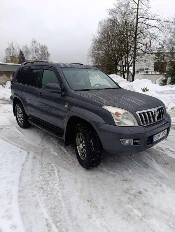 Pelēks Toyota Land Cruiser 2005 Viļņa, ar dzinēja tilpumu 2.98 L un nobraukumu 440 tūkst. km par 9500 €, foto 1 vietnē AUTOMOTO.COM.LV