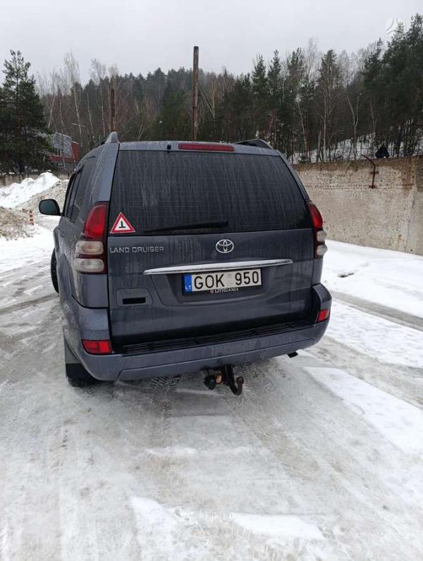 Pelēks Toyota Land Cruiser 2005 Viļņa, ar dzinēja tilpumu 2.98 L un nobraukumu 440 tūkst. km par 9500 €, foto 4 vietnē AUTOMOTO.COM.LV