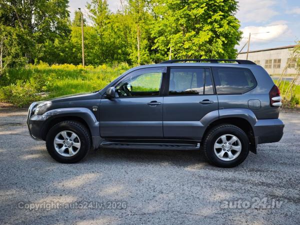 Grey Toyota Land Cruiser 2005 in Tallinn, with an engine capacity of 3.00 L and mileage of 370 thousand km for 8499 €, photo 2 on AUTOMOTO.COM.LV