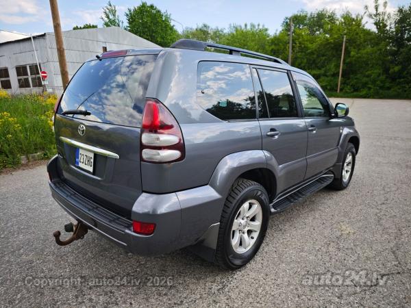 Grey Toyota Land Cruiser 2005 in Tallinn, with an engine capacity of 3.00 L and mileage of 370 thousand km for 8499 €, photo 3 on AUTOMOTO.COM.LV