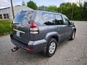 Pelēks Toyota Land Cruiser 2005 Tallina, ar dzinēja tilpumu 3.00 L un nobraukumu 370 tūkst. km par 8499 €, foto 4 vietnē AUTOMOTO.COM.LV