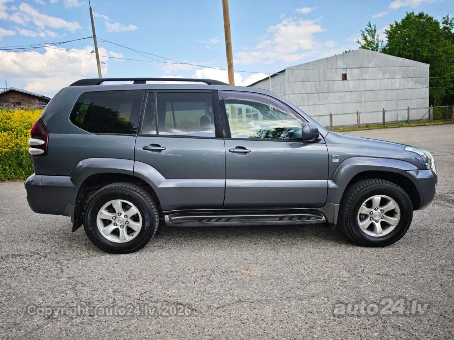 Pelēks Toyota Land Cruiser 2005 Tallina, ar dzinēja tilpumu 3.00 L un nobraukumu 370 tūkst. km par 8499 €, foto 6 vietnē AUTOMOTO.COM.LV