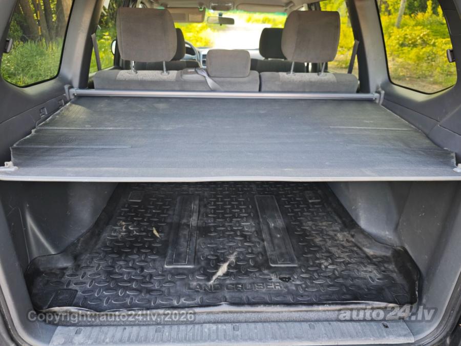 Pelēks Toyota Land Cruiser 2005 Tallina, ar dzinēja tilpumu 3.00 L un nobraukumu 370 tūkst. km par 8499 €, foto 9 vietnē AUTOMOTO.COM.LV