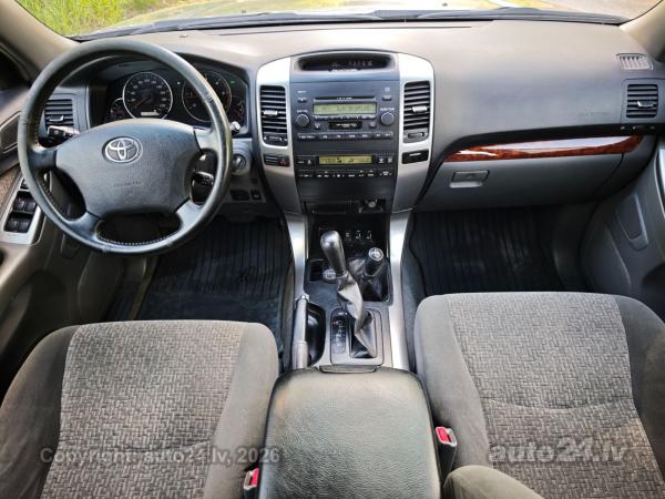 Grey Toyota Land Cruiser 2005 in Tallinn, with an engine capacity of 3.00 L and mileage of 370 thousand km for 8499 €, photo 10 on AUTOMOTO.COM.LV