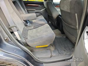 Pelēks Toyota Land Cruiser 2005 Tallina, ar dzinēja tilpumu 3.00 L un nobraukumu 370 tūkst. km par 8499 €, foto 13 vietnē AUTOMOTO.COM.LV