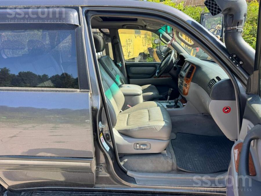 Pelēks Toyota Land Cruiser 2005 Rīga, ar dzinēja tilpumu 4.20 L un nobraukumu 0 tūkst. km par 21500 €, foto 4 vietnē AUTOMOTO.COM.LV