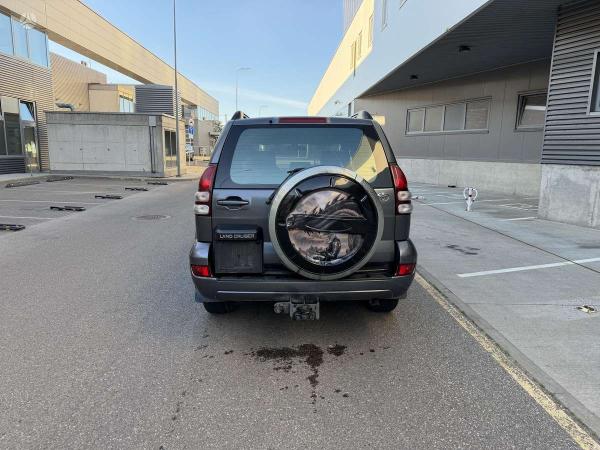 Pelēks Toyota Land Cruiser 2005 Viļņa, ar dzinēja tilpumu 2.98 L un nobraukumu 235 tūkst. km par 6900 €, foto 7 vietnē AUTOMOTO.COM.LV