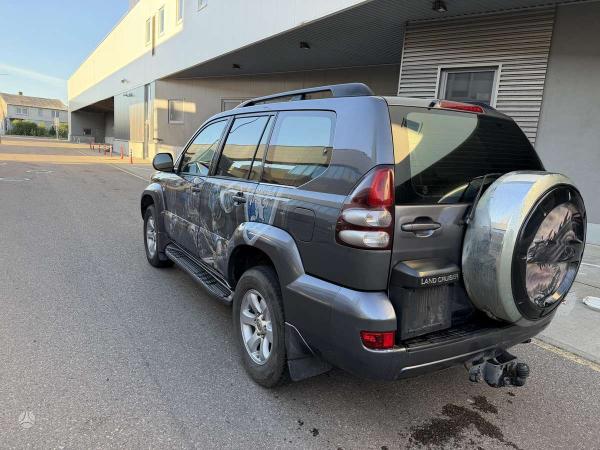 Pelēks Toyota Land Cruiser 2005 Viļņa, ar dzinēja tilpumu 2.98 L un nobraukumu 235 tūkst. km par 6900 €, foto 8 vietnē AUTOMOTO.COM.LV