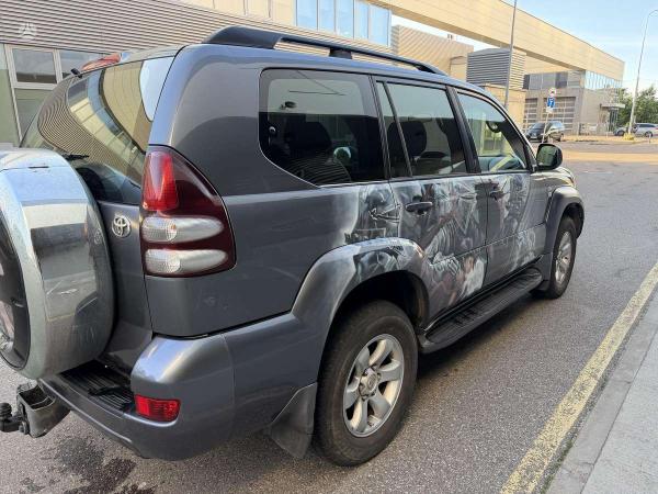 Pelēks Toyota Land Cruiser 2005 Viļņa, ar dzinēja tilpumu 2.98 L un nobraukumu 235 tūkst. km par 6900 €, foto 10 vietnē AUTOMOTO.COM.LV